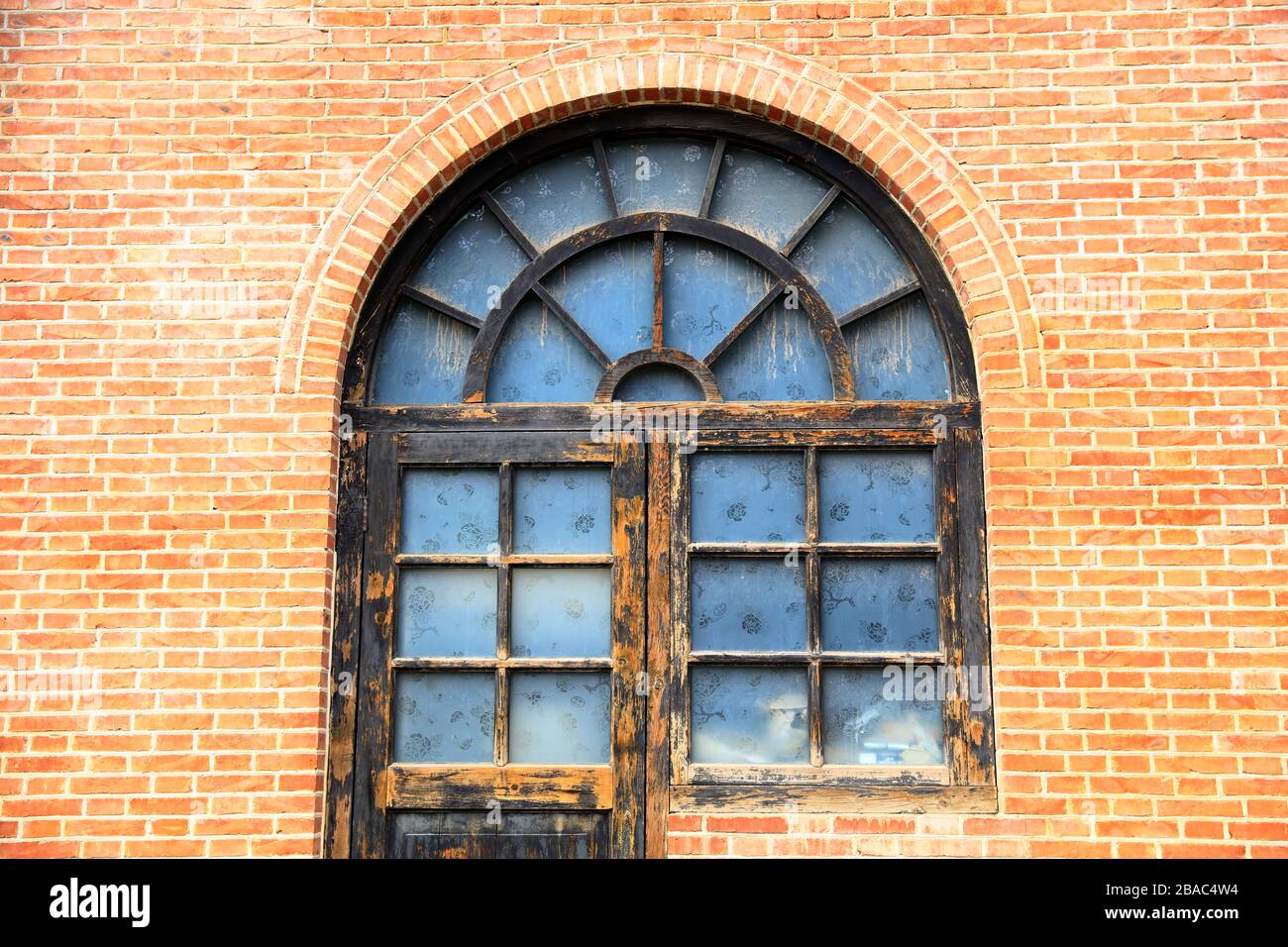 Windows of ancient Chinese architecture, close-up Stock Photo - Alamy