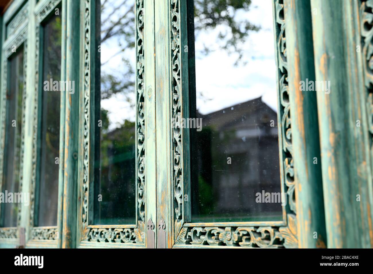 Windows of ancient Chinese architecture, close-up Stock Photo - Alamy