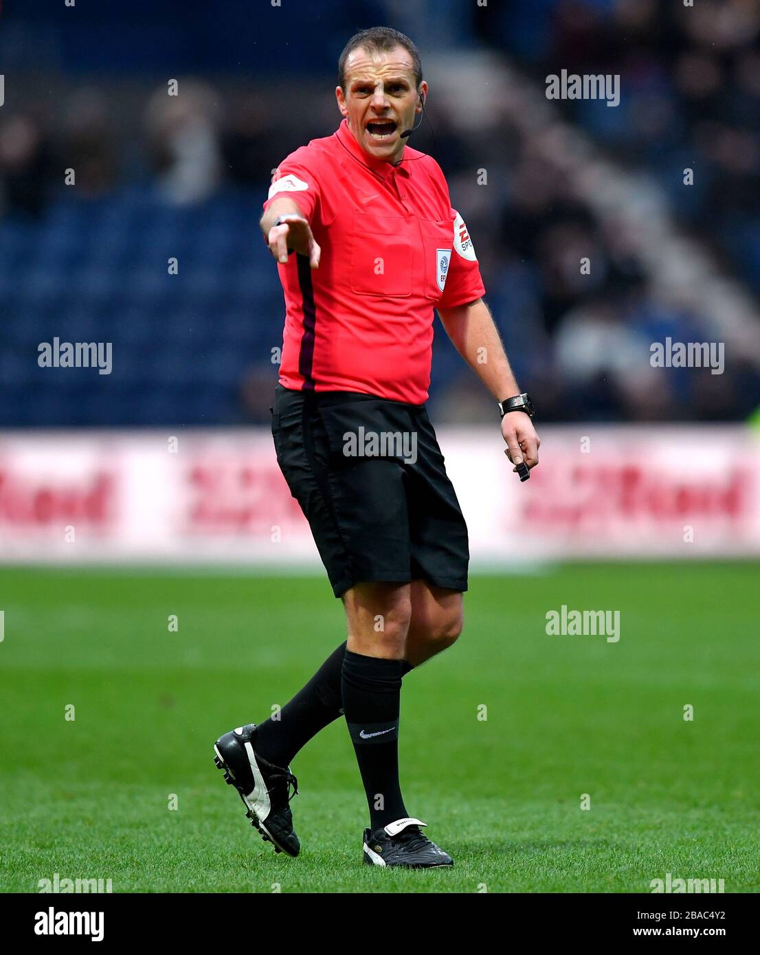 Referee on football pitch hi-res stock photography and images - Alamy