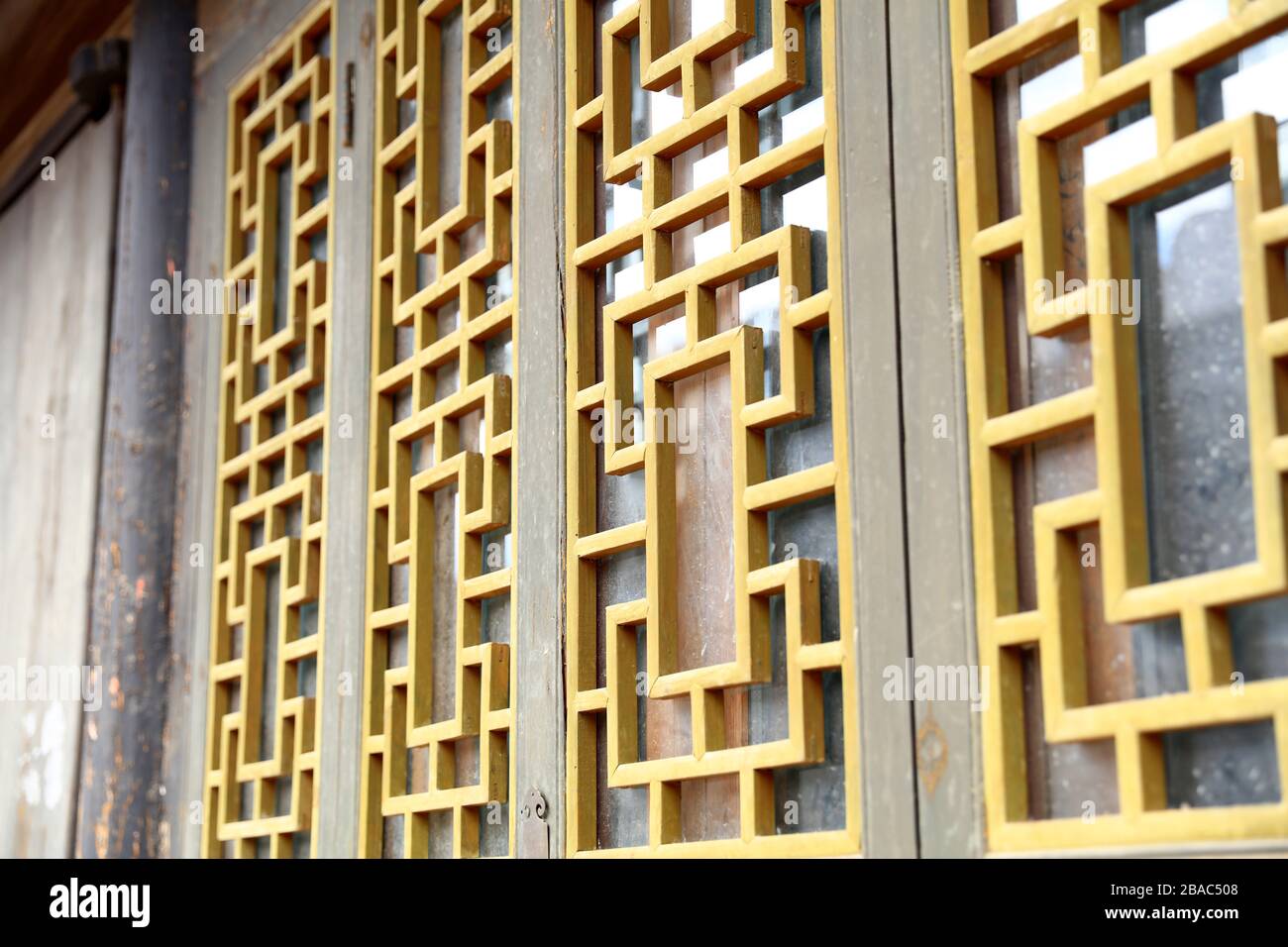 Windows of ancient Chinese architecture, close-up Stock Photo - Alamy