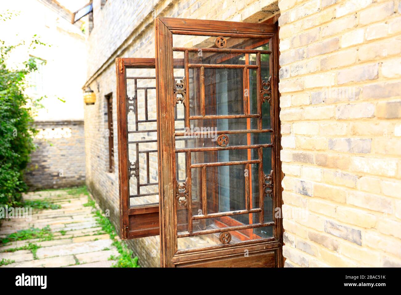 Windows of ancient Chinese architecture, close-up Stock Photo - Alamy