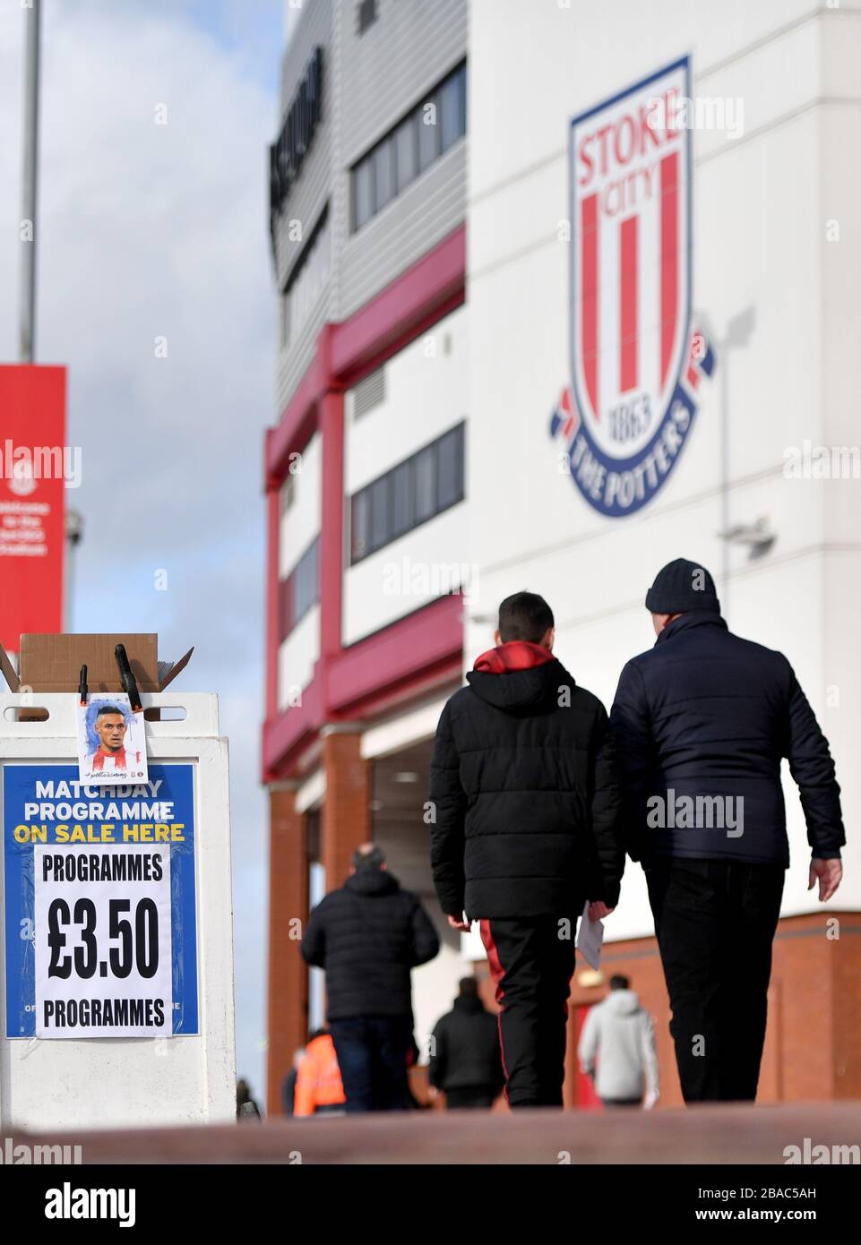 Kick off hi-res stock photography and images - Alamy