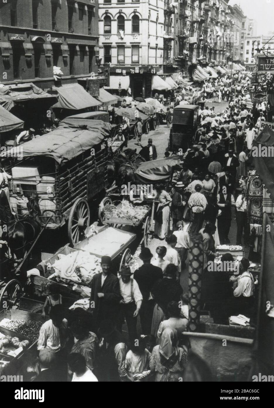 New immigrants in the 1900s hi-res stock photography and images - Alamy