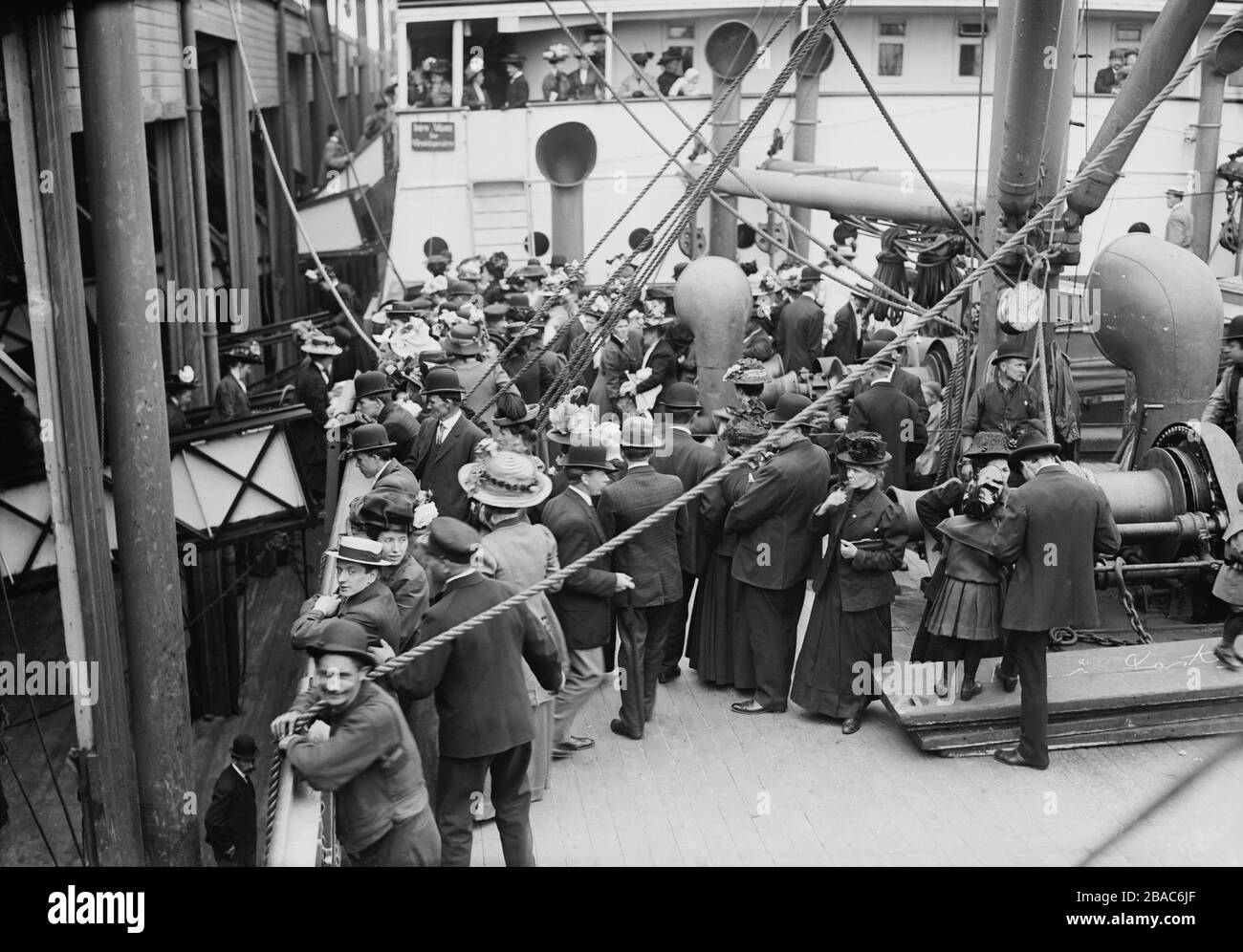 New immigrants in the 1900s hi-res stock photography and images - Alamy