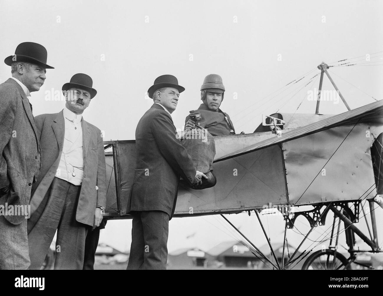 The first official airmail flight in the US with pilot Earle Lewis ...