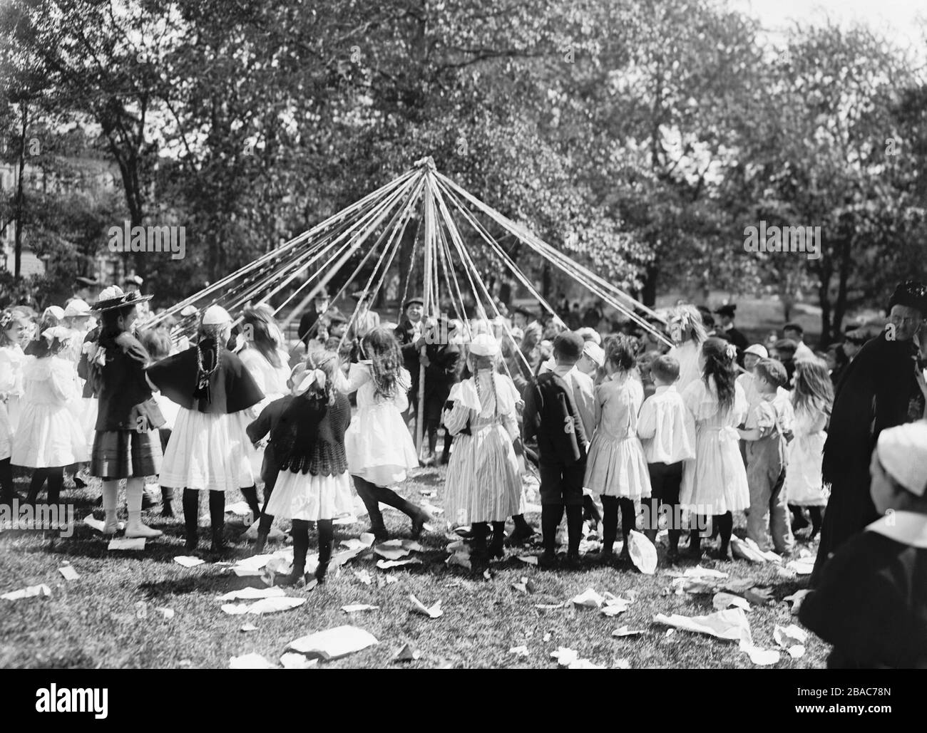Children dancing around a Maypole, Central Park, New York City, 1905 ...