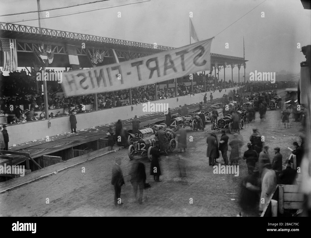 Racecars lining up at the start of the Vanderbilt Cup Auto Race, Oct. 8 ...