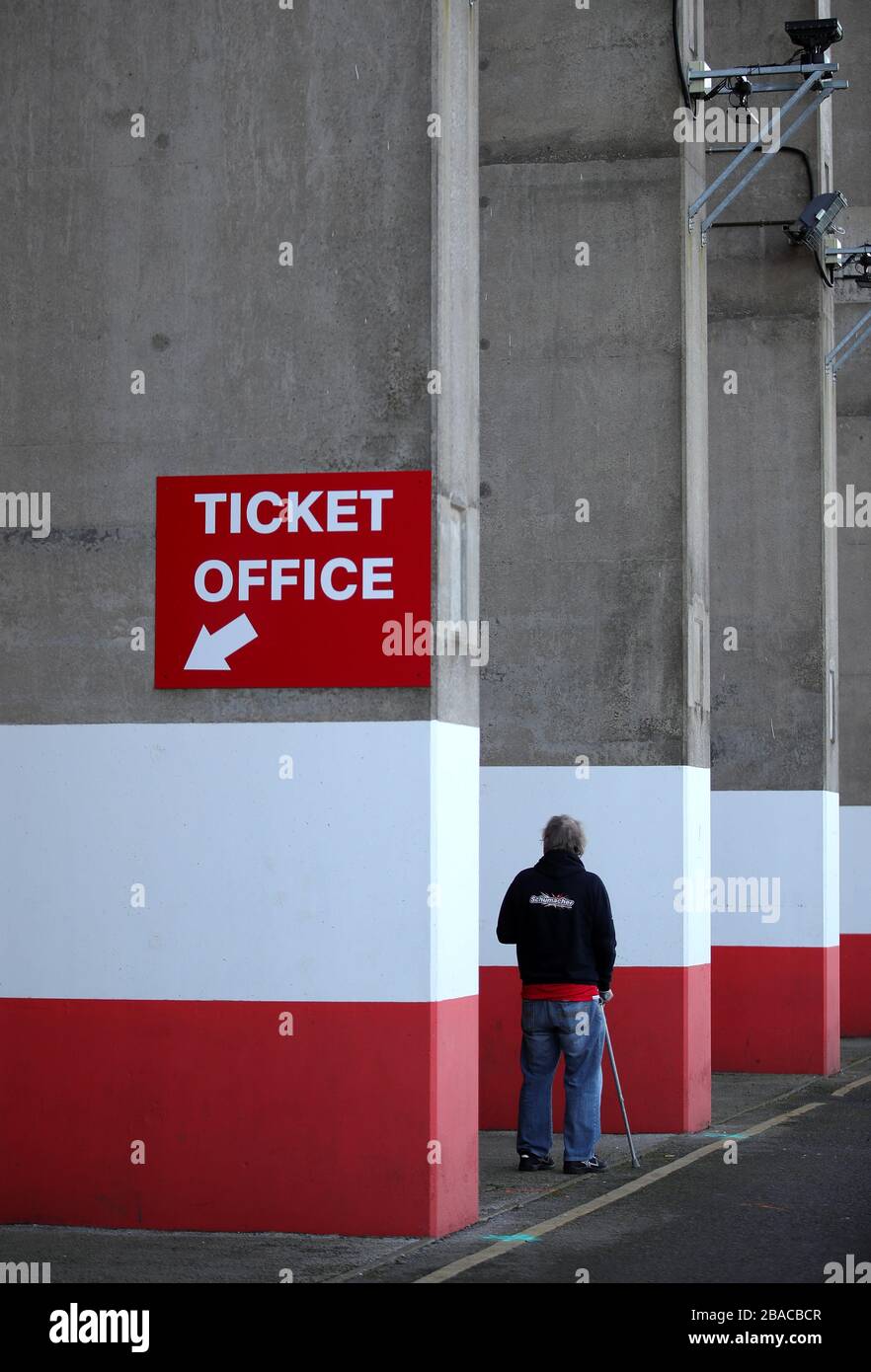 Fans outside ticket office hi-res stock photography and images - Alamy
