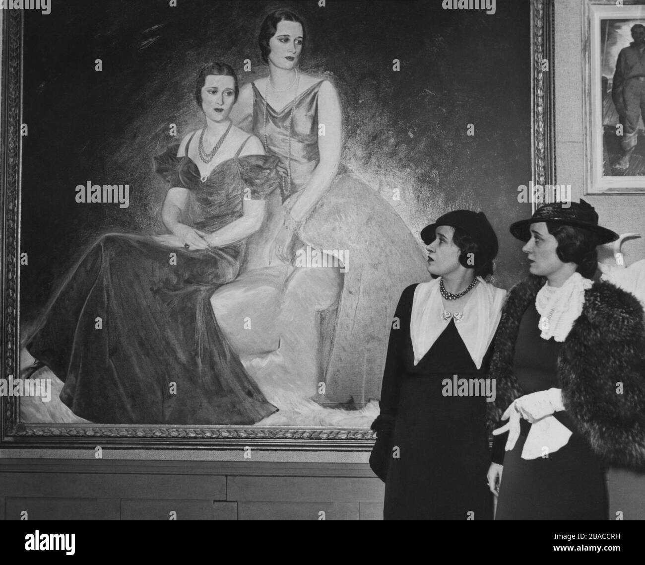Twin sisters Lady Thelma Morgan Furness (left) and Gloria Morgan ...