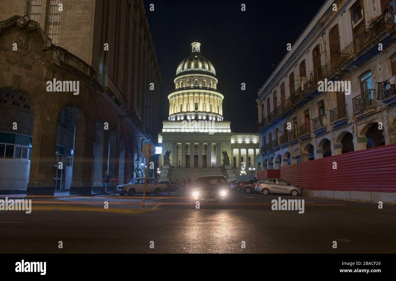 Government building lit up at night, Rashtrapati Bhavan, New Delhi ...