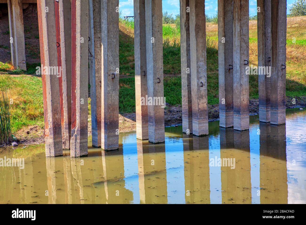 Wet concrete columns hi-res stock photography and images - Alamy