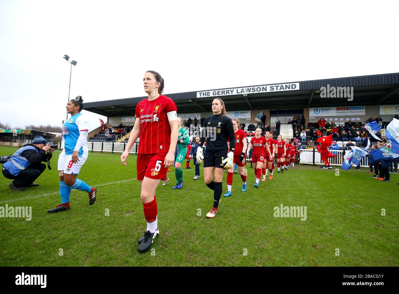 Team onto pitch hi-res stock photography and images - Alamy