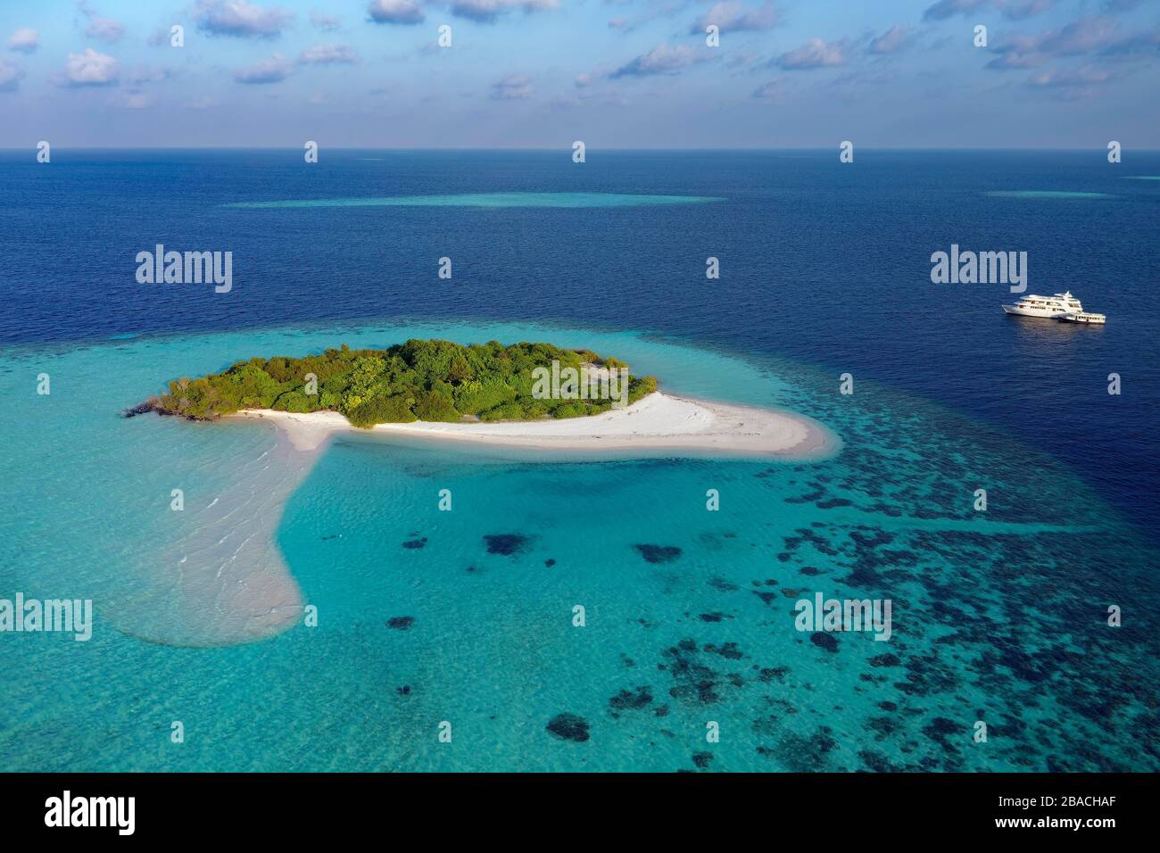 Uninhabited, deserted excursion island with fringing reef and ...