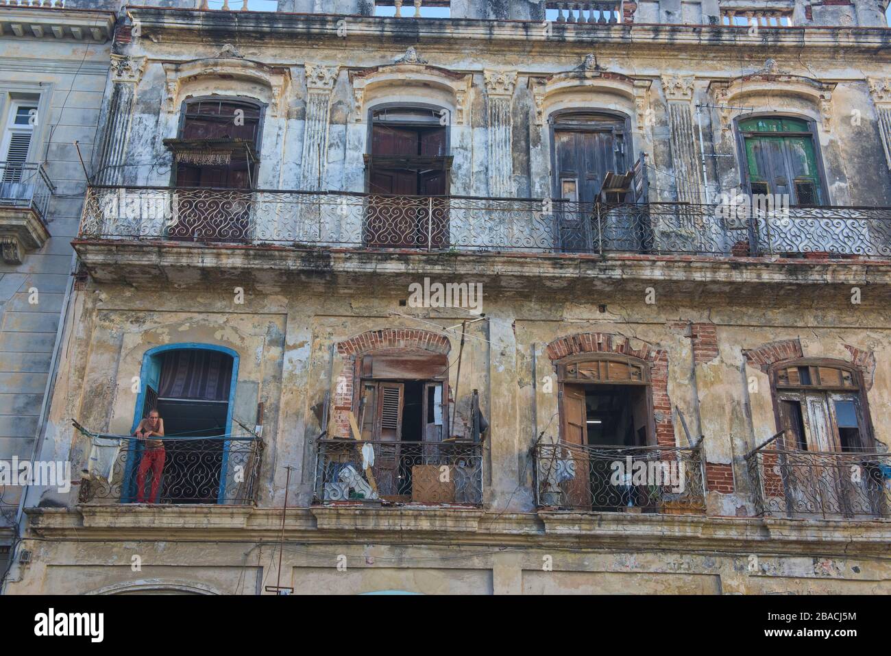 Crumbling havana streets cuba hi-res stock photography and images - Alamy