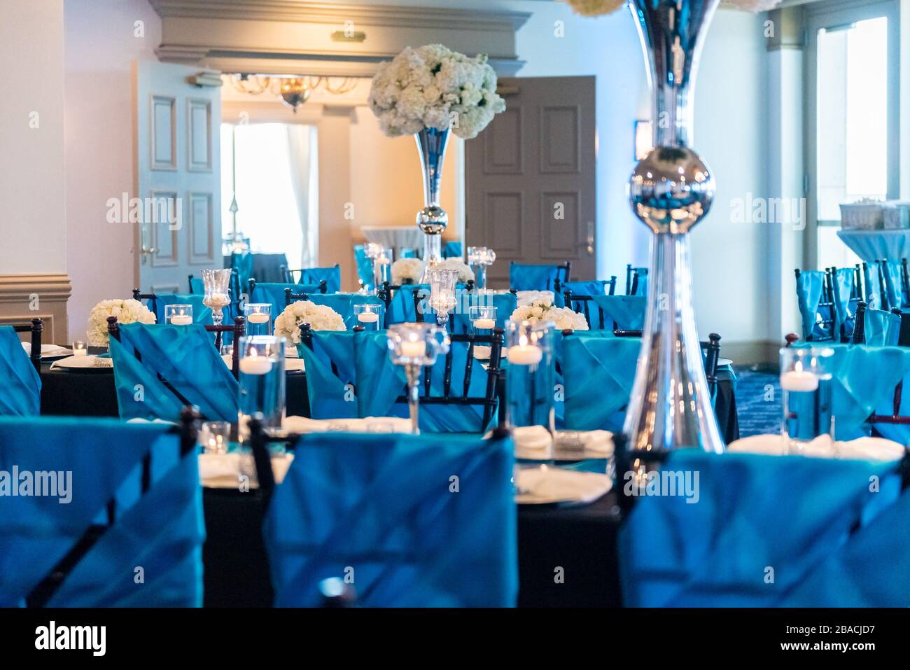Elegant blue-themed wedding table setup with floral decorations Stock ...
