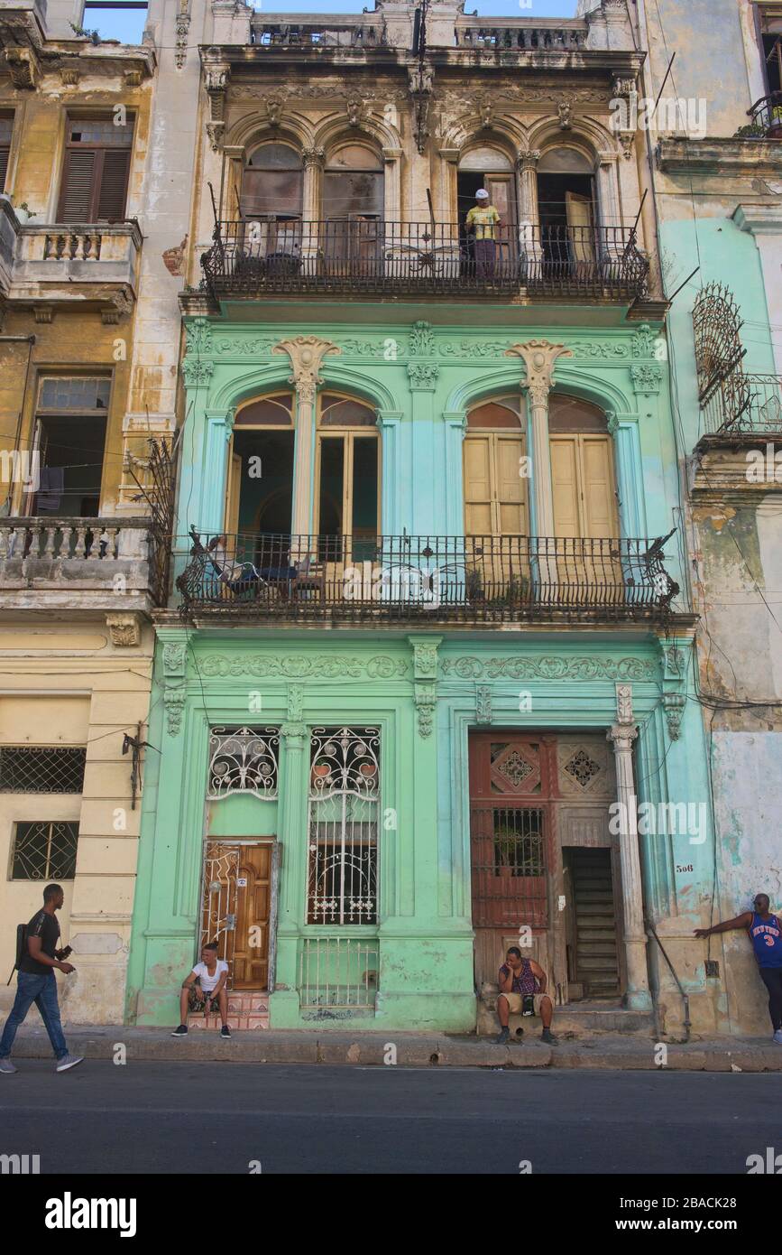 La habana crumbling buildings hi-res stock photography and images - Alamy