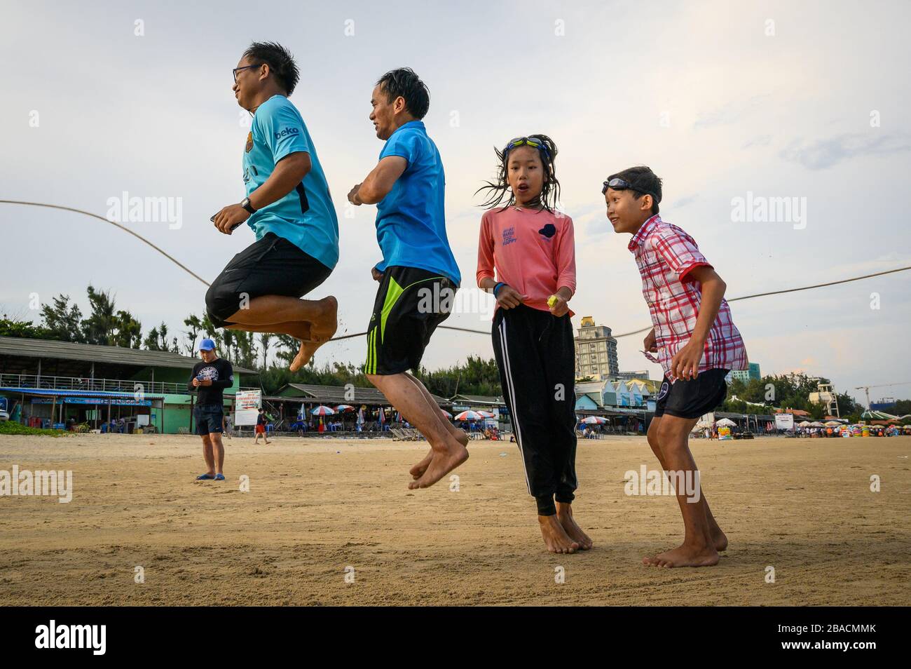 Boy and girl cooperating hi-res stock photography and images - Alamy