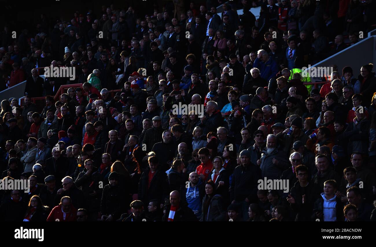 Soccer fans in the sun hi-res stock photography and images - Alamy