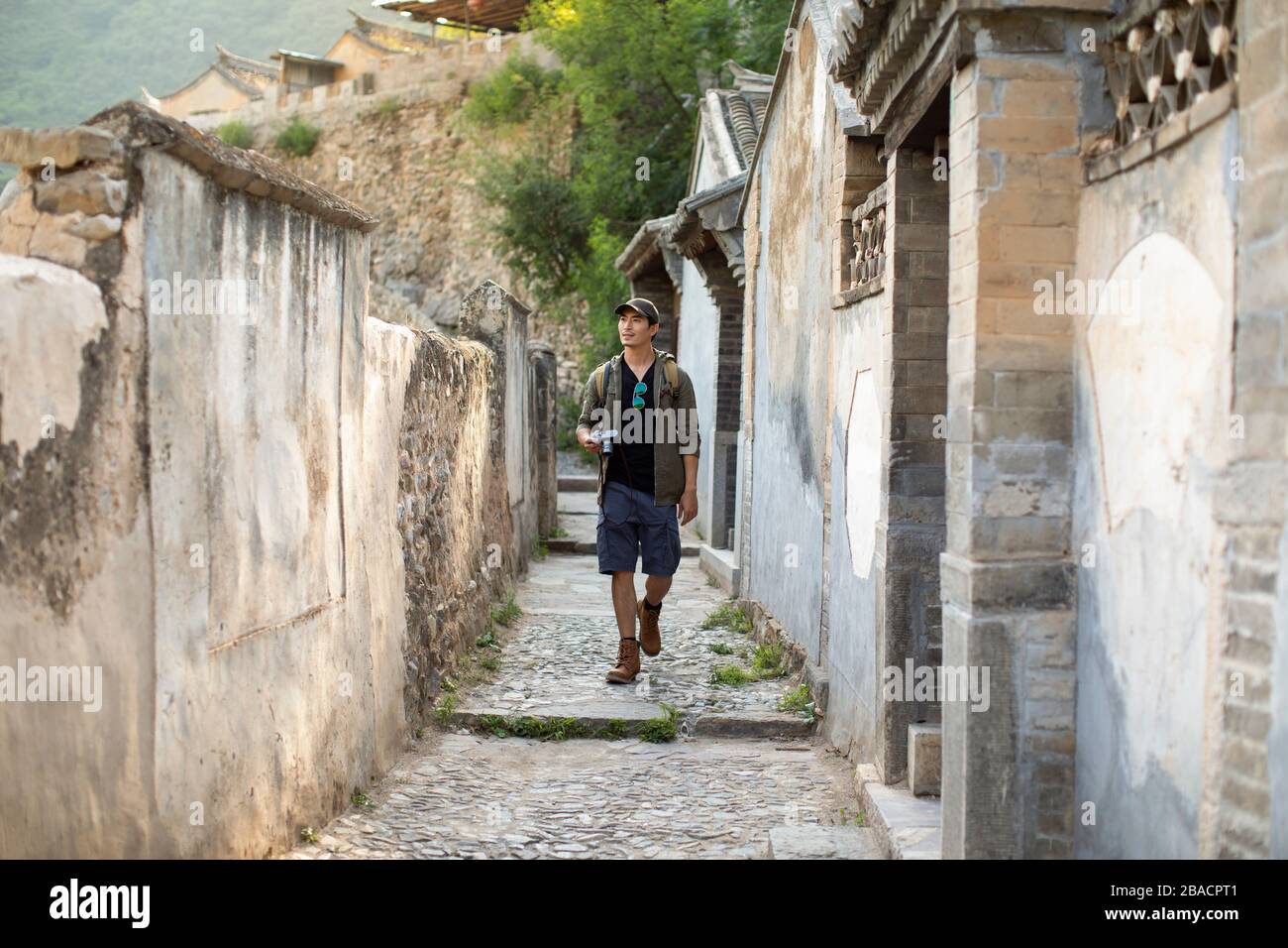 Old chinese man walking beijing hi-res stock photography and images - Alamy