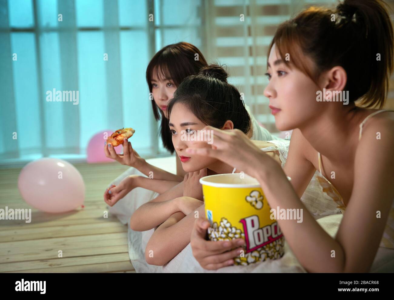 Girls eating pizza indian hi-res stock photography and images - Alamy