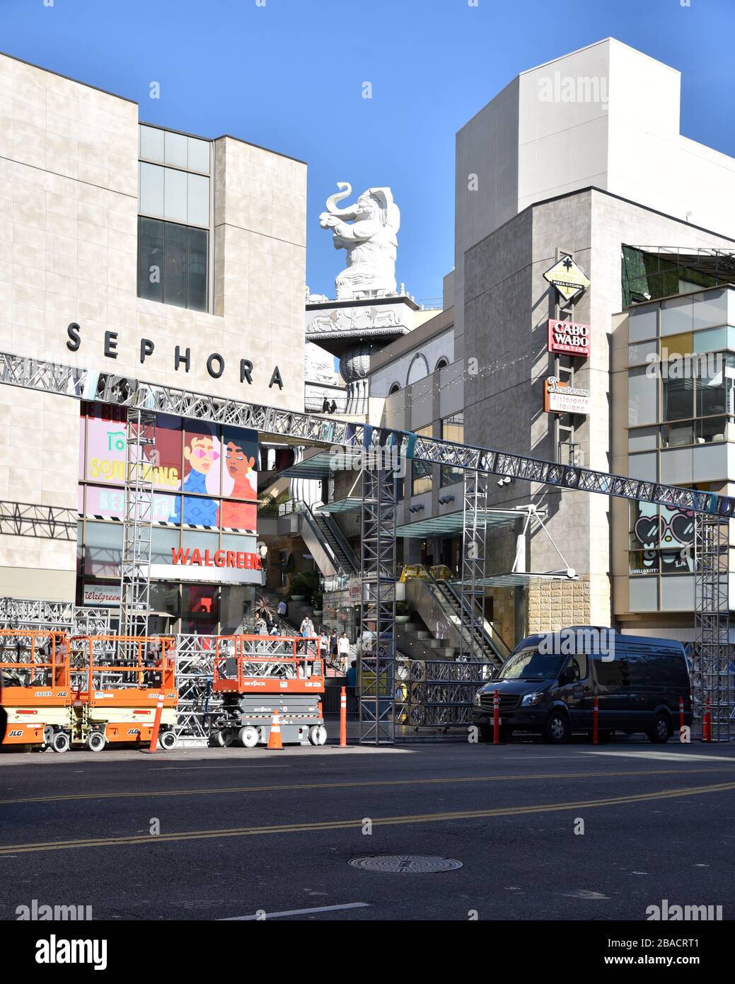 HOLLYWOOD, CA/USA - JANUARY 27, 2020: Preparations on Hollywood Blvd in ...