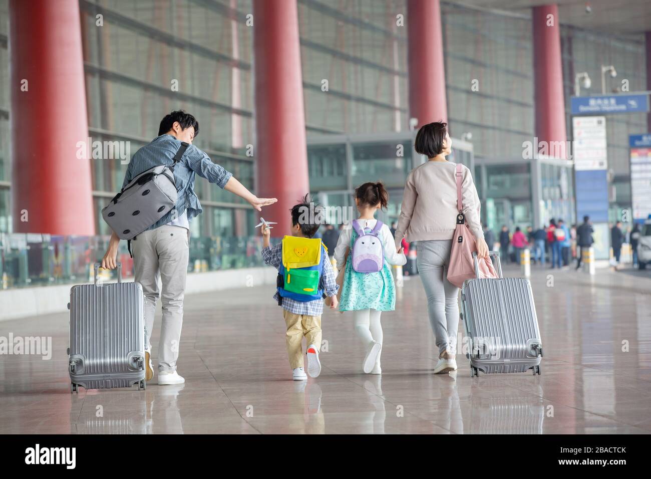 A happy family with luggage at the airport Stock Photo - Alamy