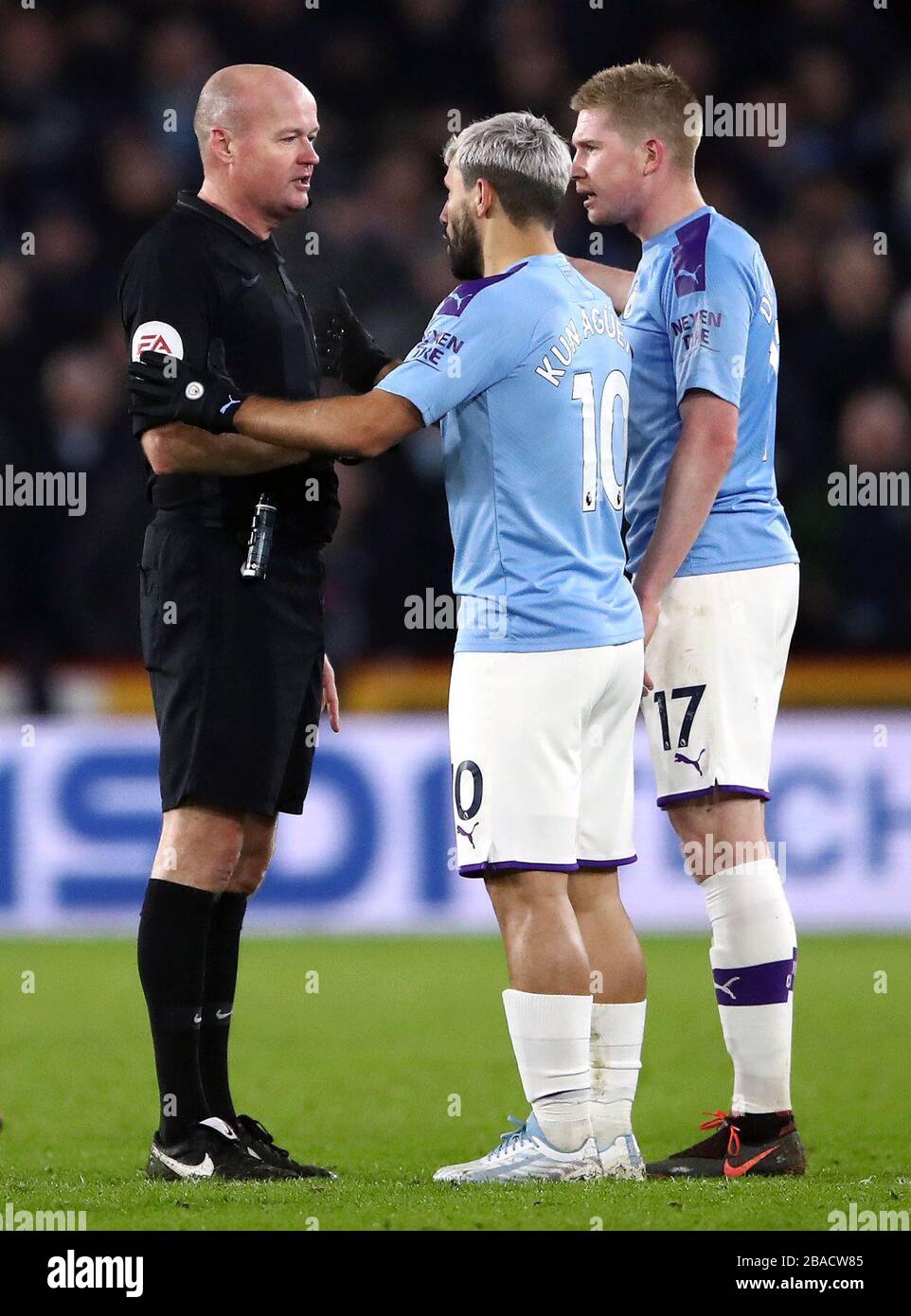 Referee lee mason hi-res stock photography and images - Alamy