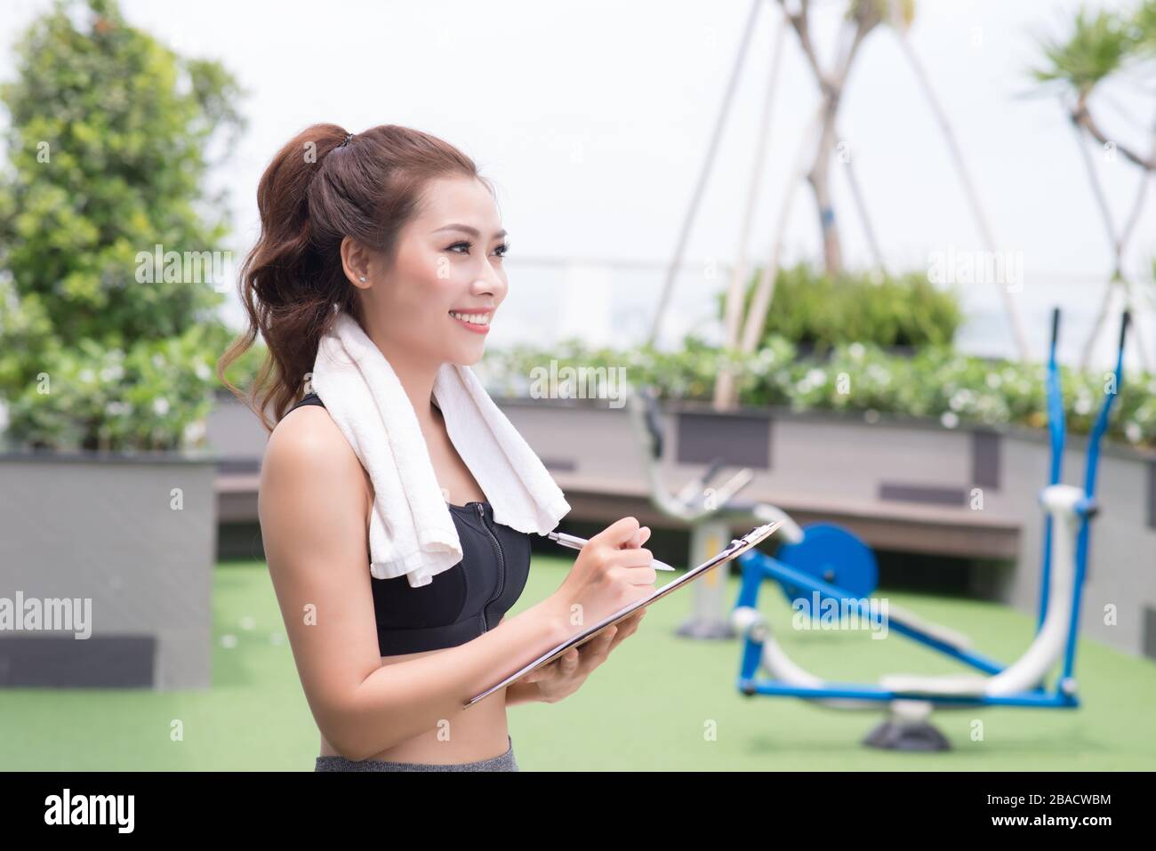 Female fitness trainer hi-res stock photography and images - Alamy