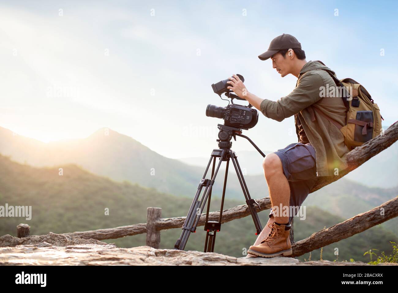 Man photographer sitting back hi-res stock photography and images - Alamy