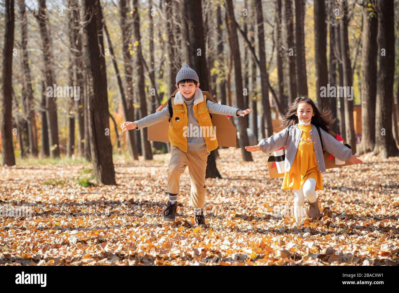 Children play outdoors hi-res stock photography and images - Alamy