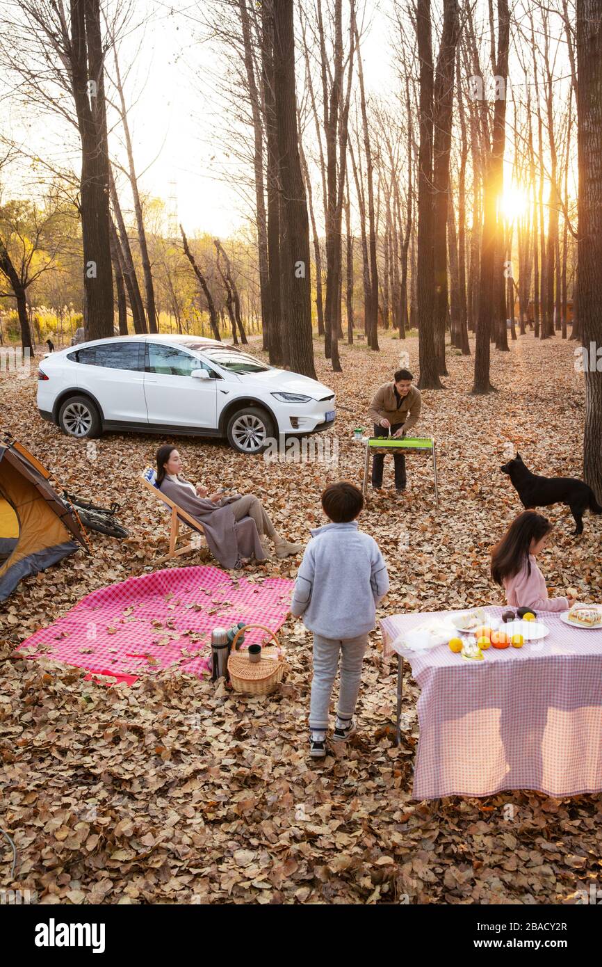 Family urban setting hi-res stock photography and images - Alamy