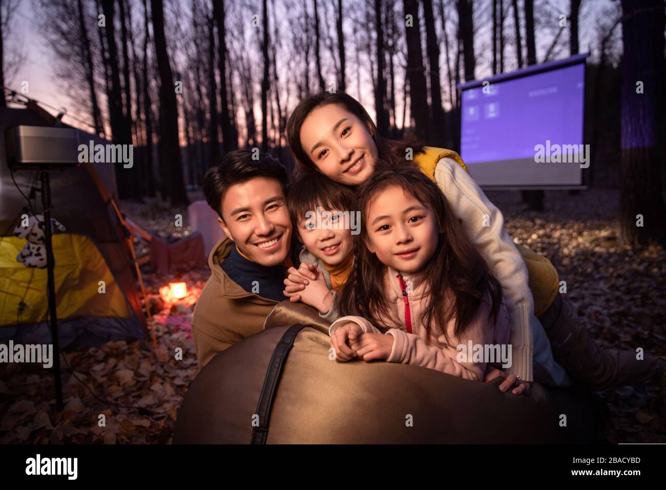 Happy family night camping Stock Photo - Alamy