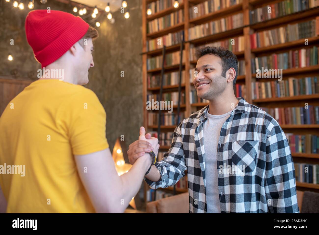 Men shaking hands friends hi-res stock photography and images - Alamy