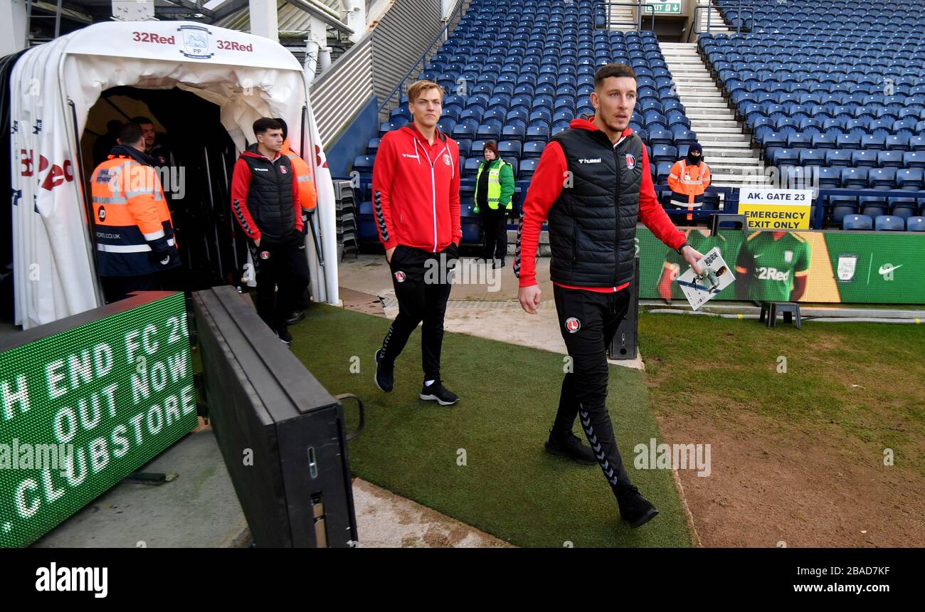 Kick off football pitch hi-res stock photography and images - Alamy
