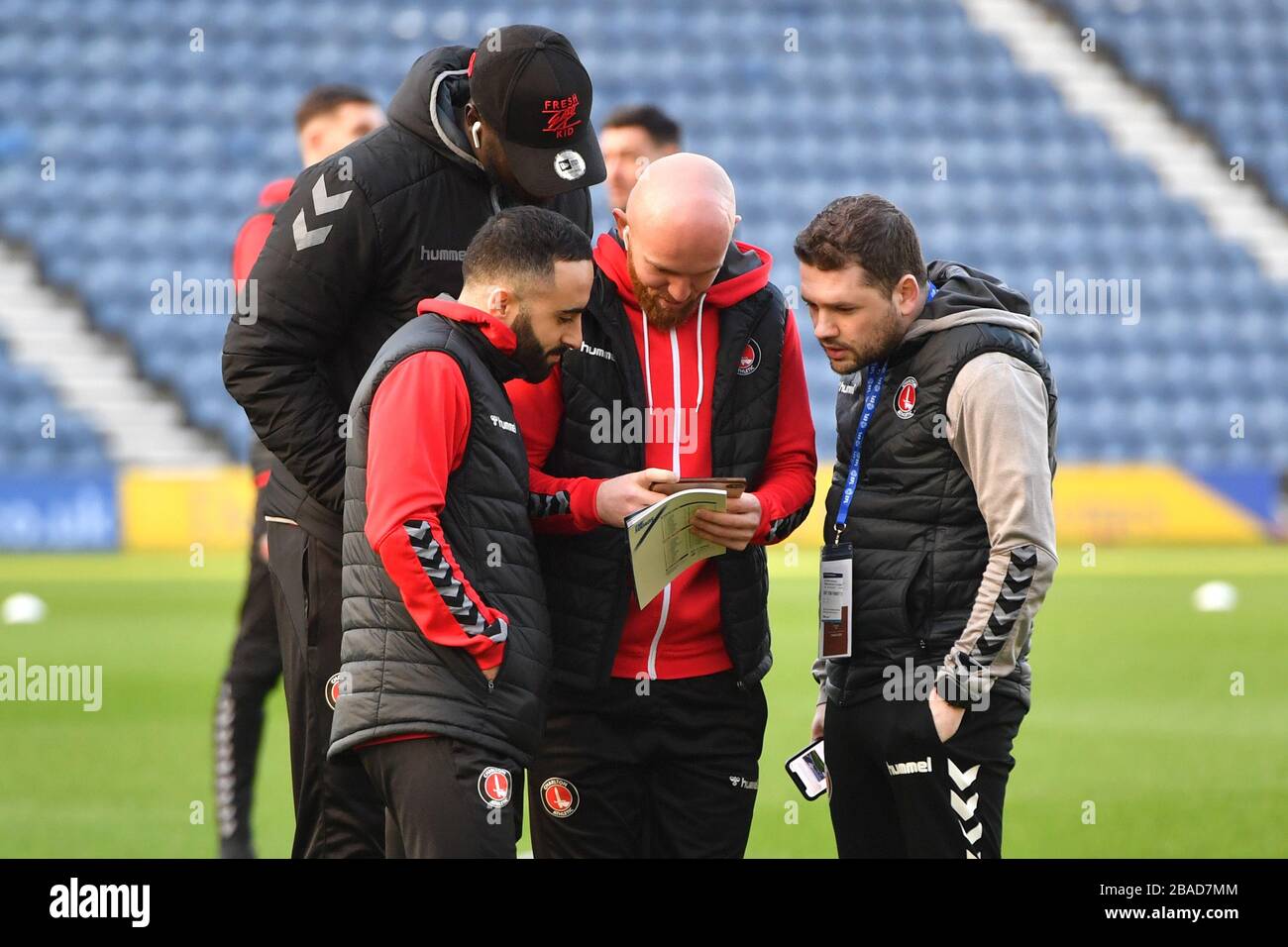 Kick off football pitch hi-res stock photography and images - Alamy