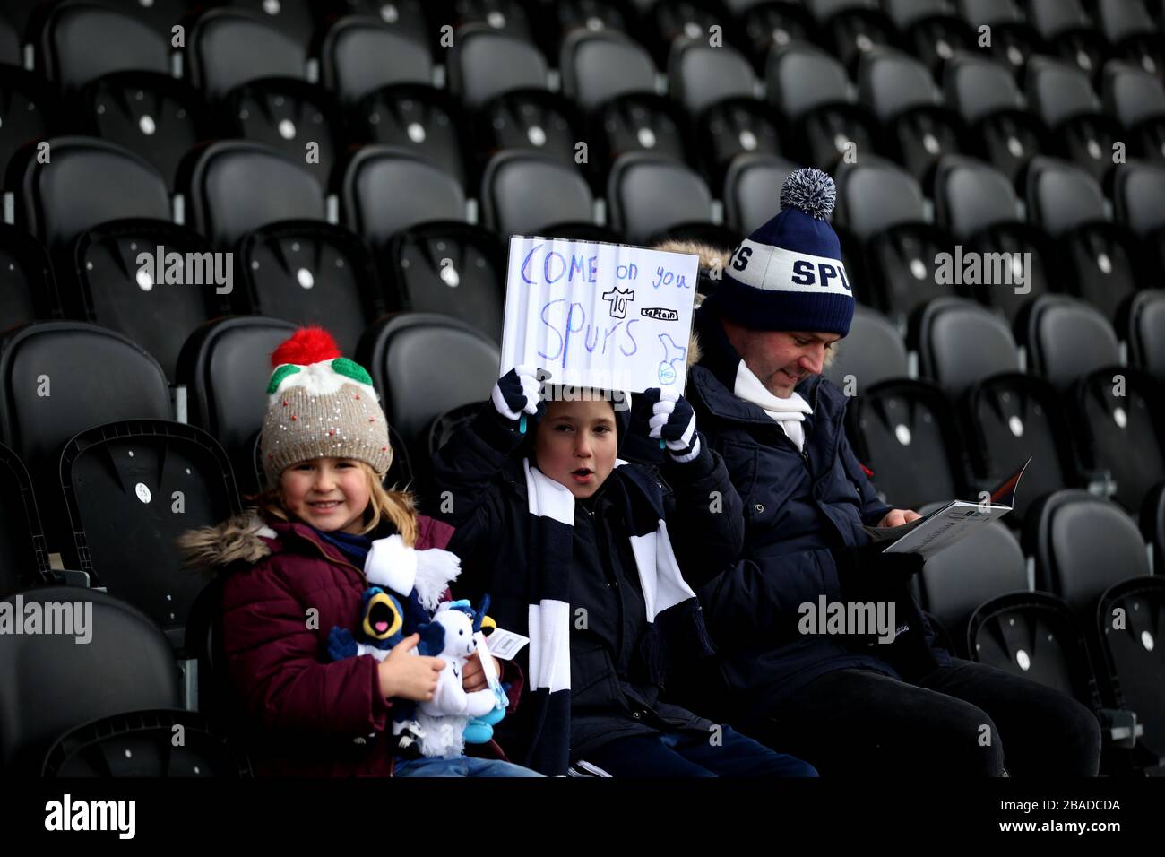 Tottenham hotspur fans make hi-res stock photography and images - Alamy