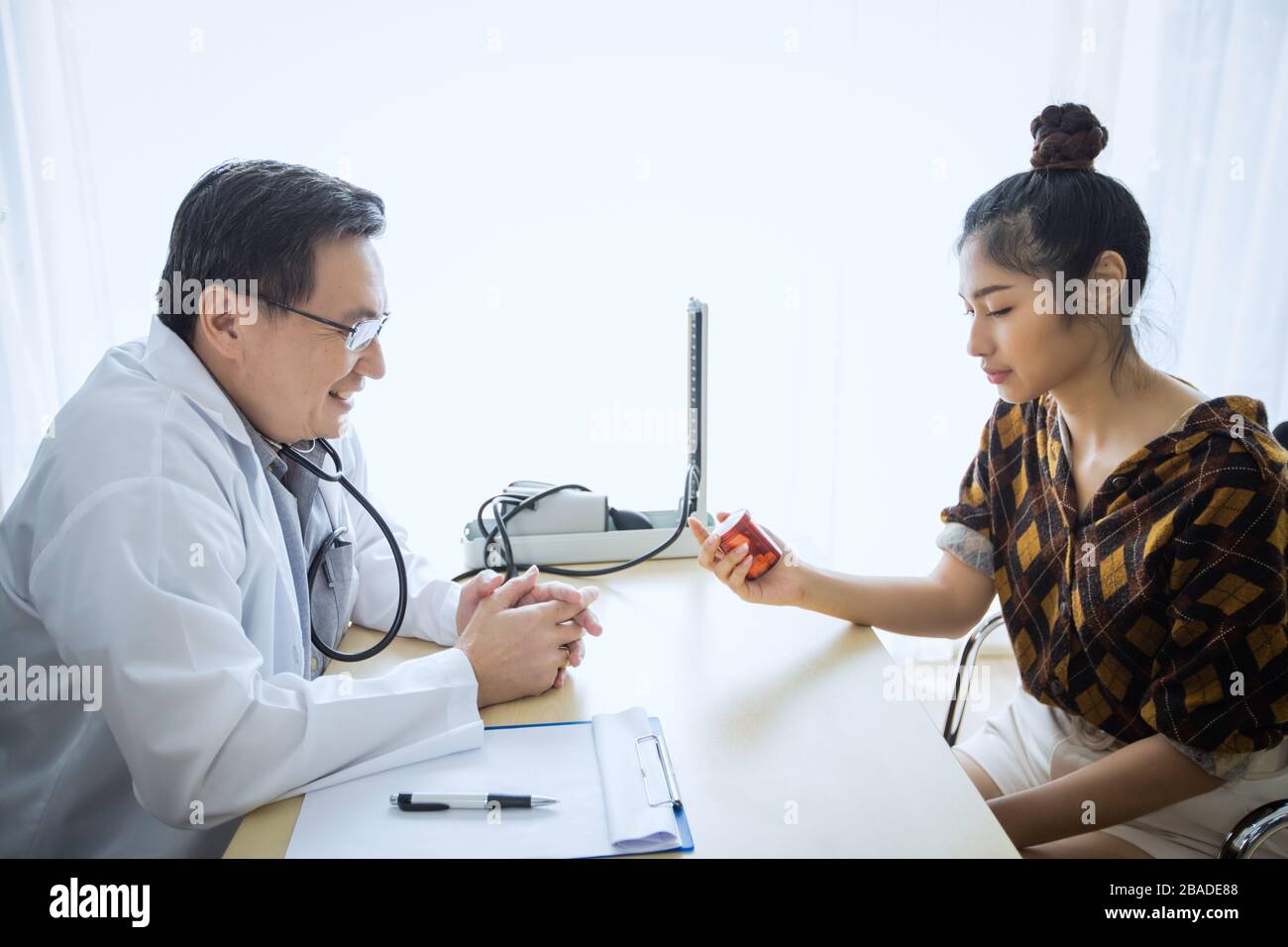 Confused patient hospital hi-res stock photography and images - Alamy