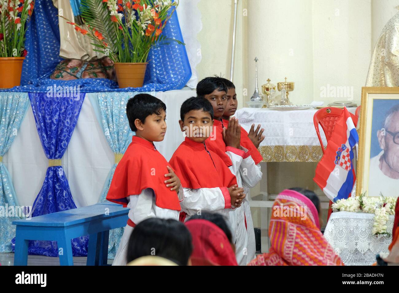 Altar boy at mass hi-res stock photography and images - Alamy