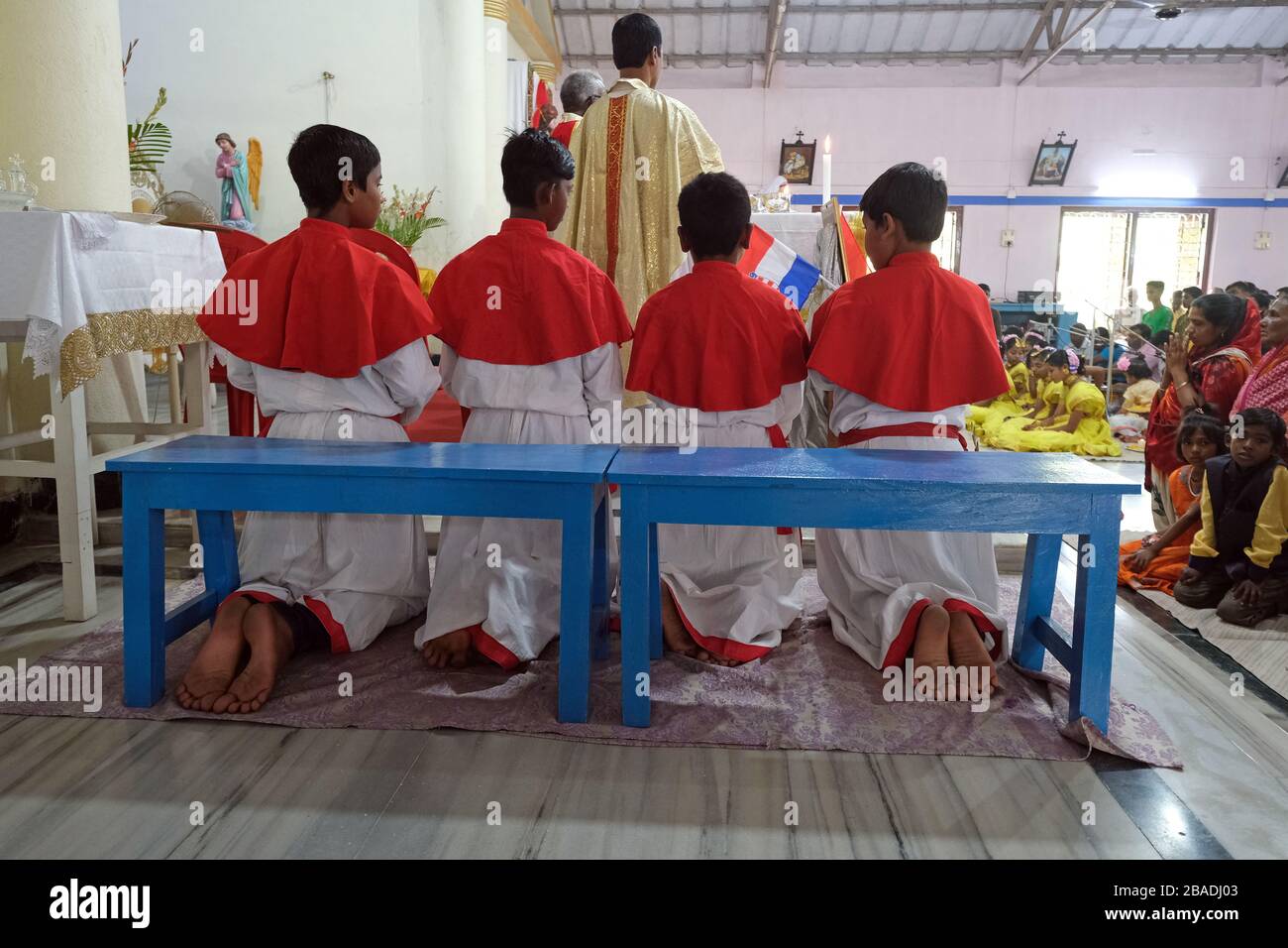 Altar servers hi-res stock photography and images - Alamy