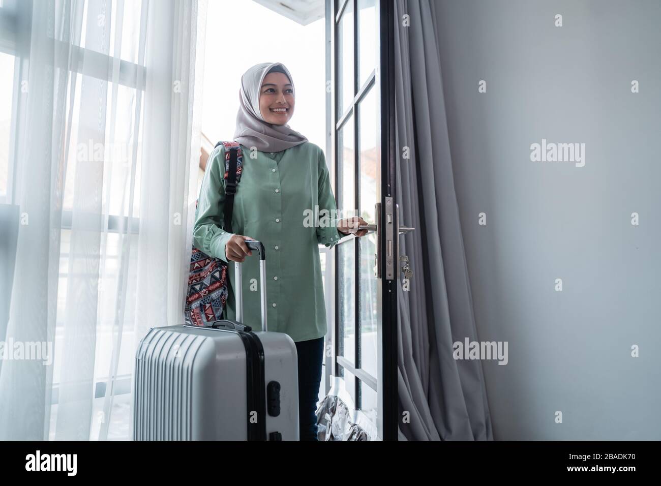 People leaving back bag hi-res stock photography and images - Alamy