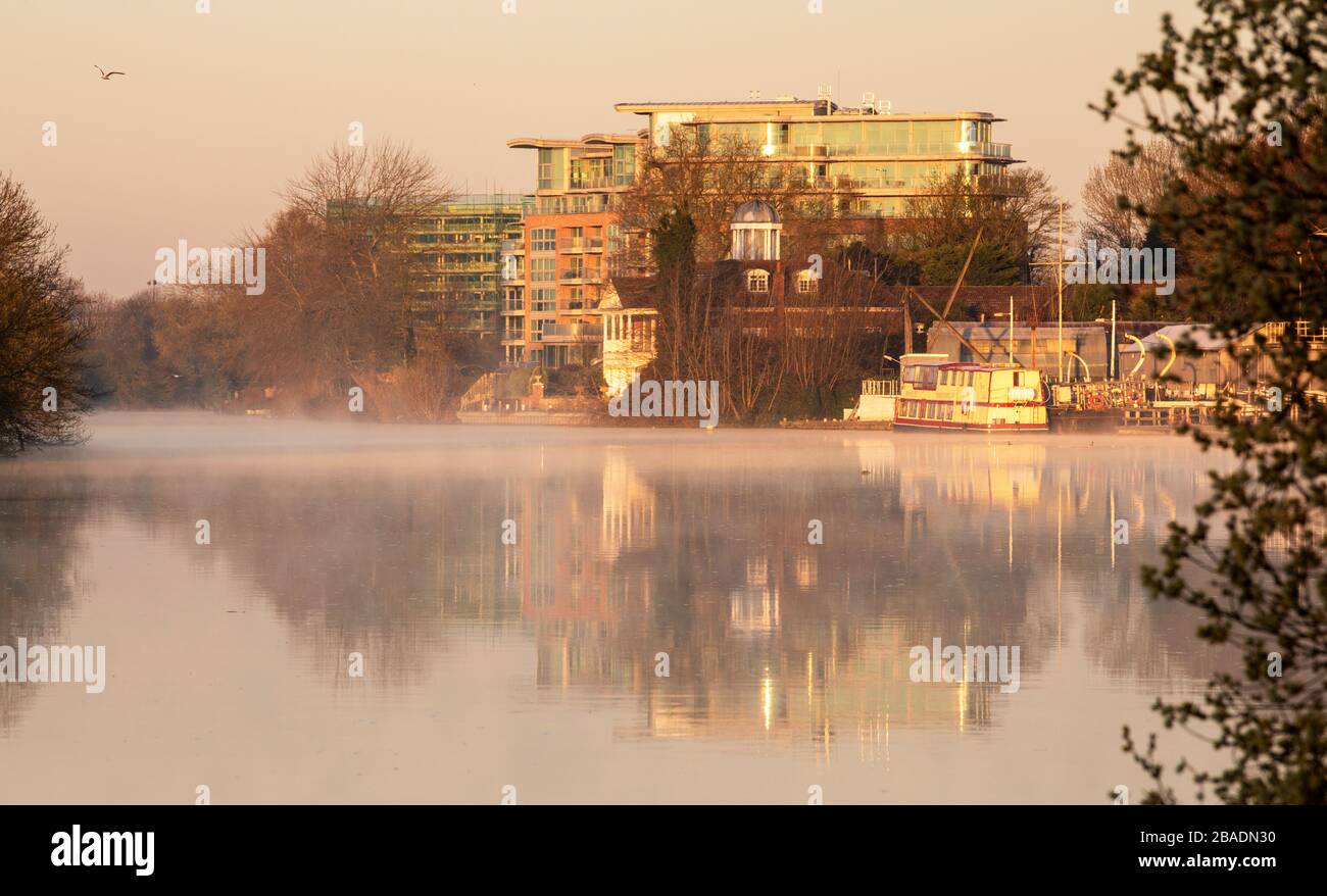 Sunrise on the River Trent at Colwick Park in Nottingham ...