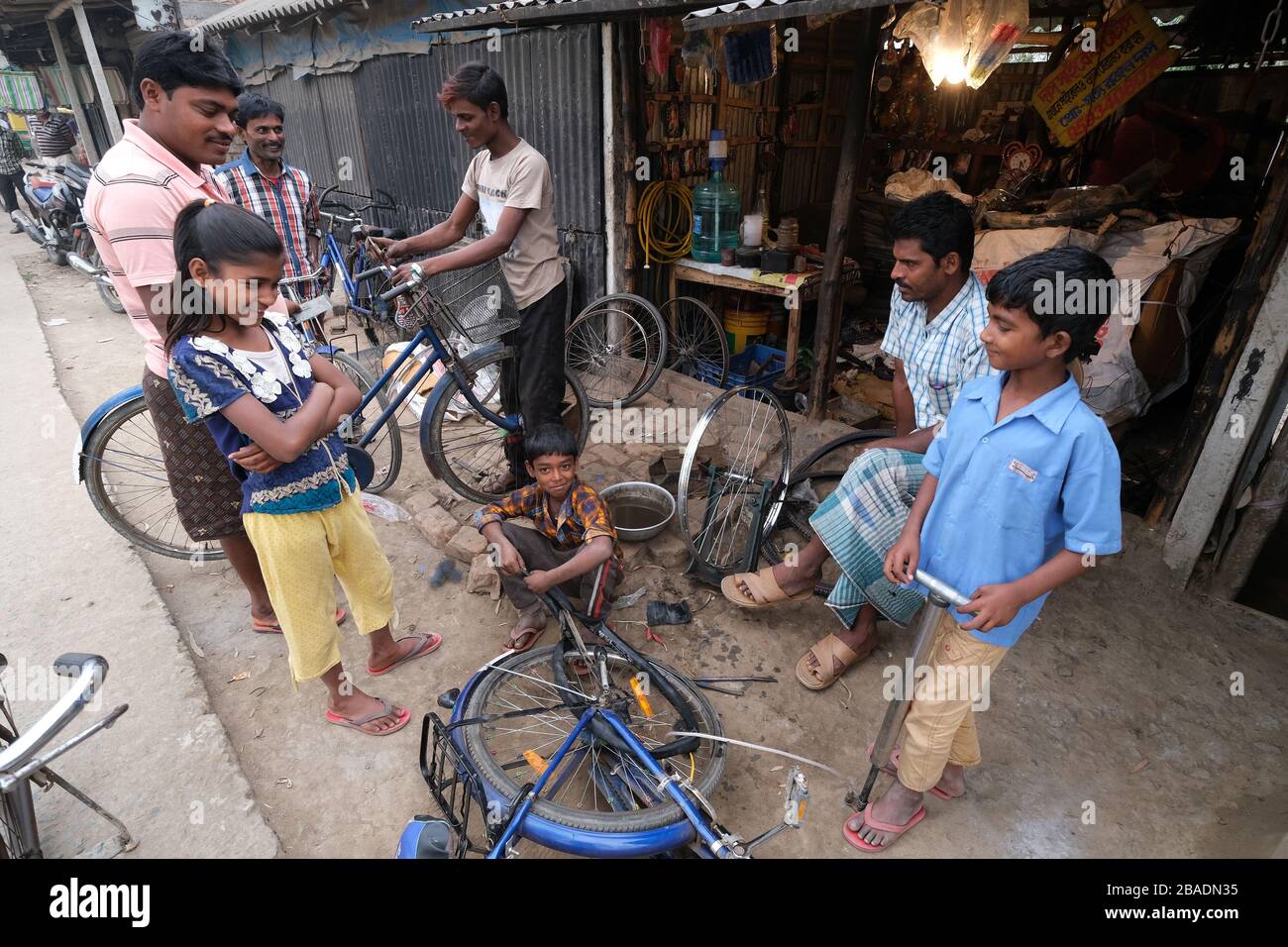 Indian cycle mechanic hi-res stock photography and images - Alamy