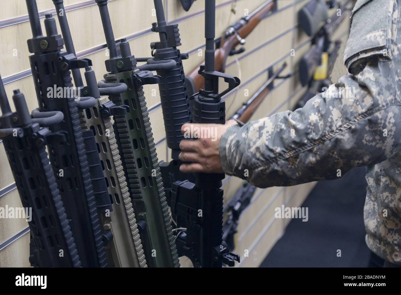 Automatic rifle hi-res stock photography and images - Alamy