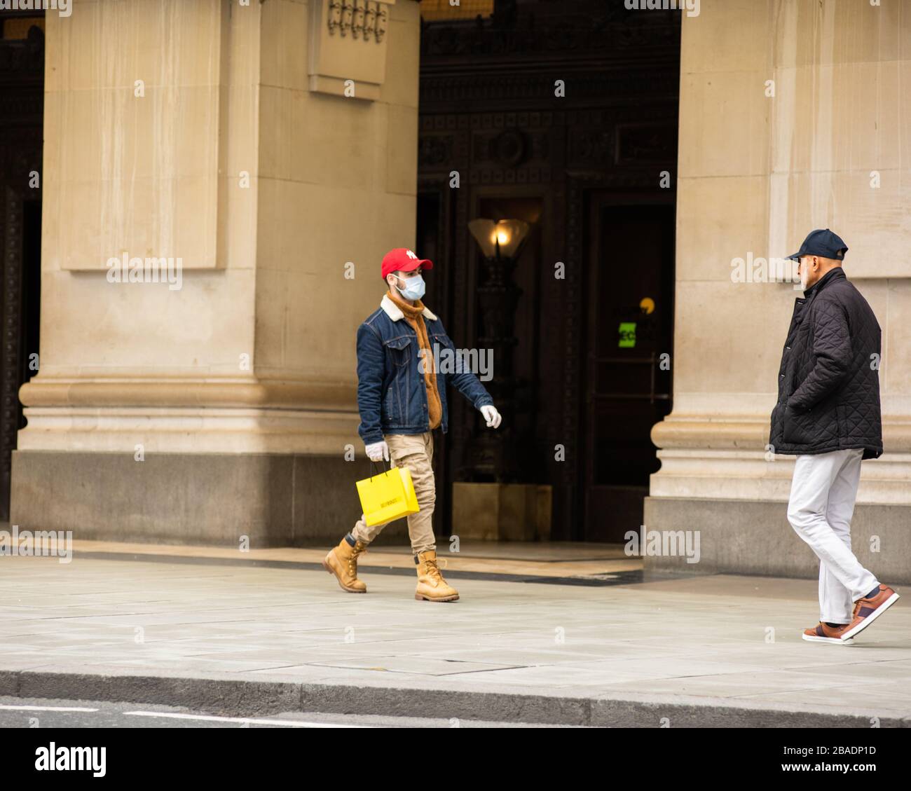 Face mask wearing travellers hi-res stock photography and images - Alamy