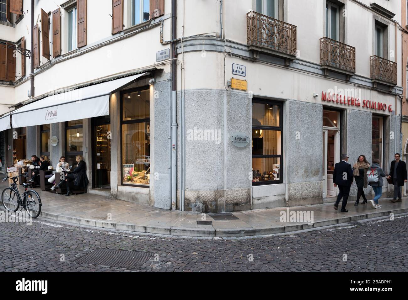 Corner coffee shop hi-res stock photography and images - Alamy