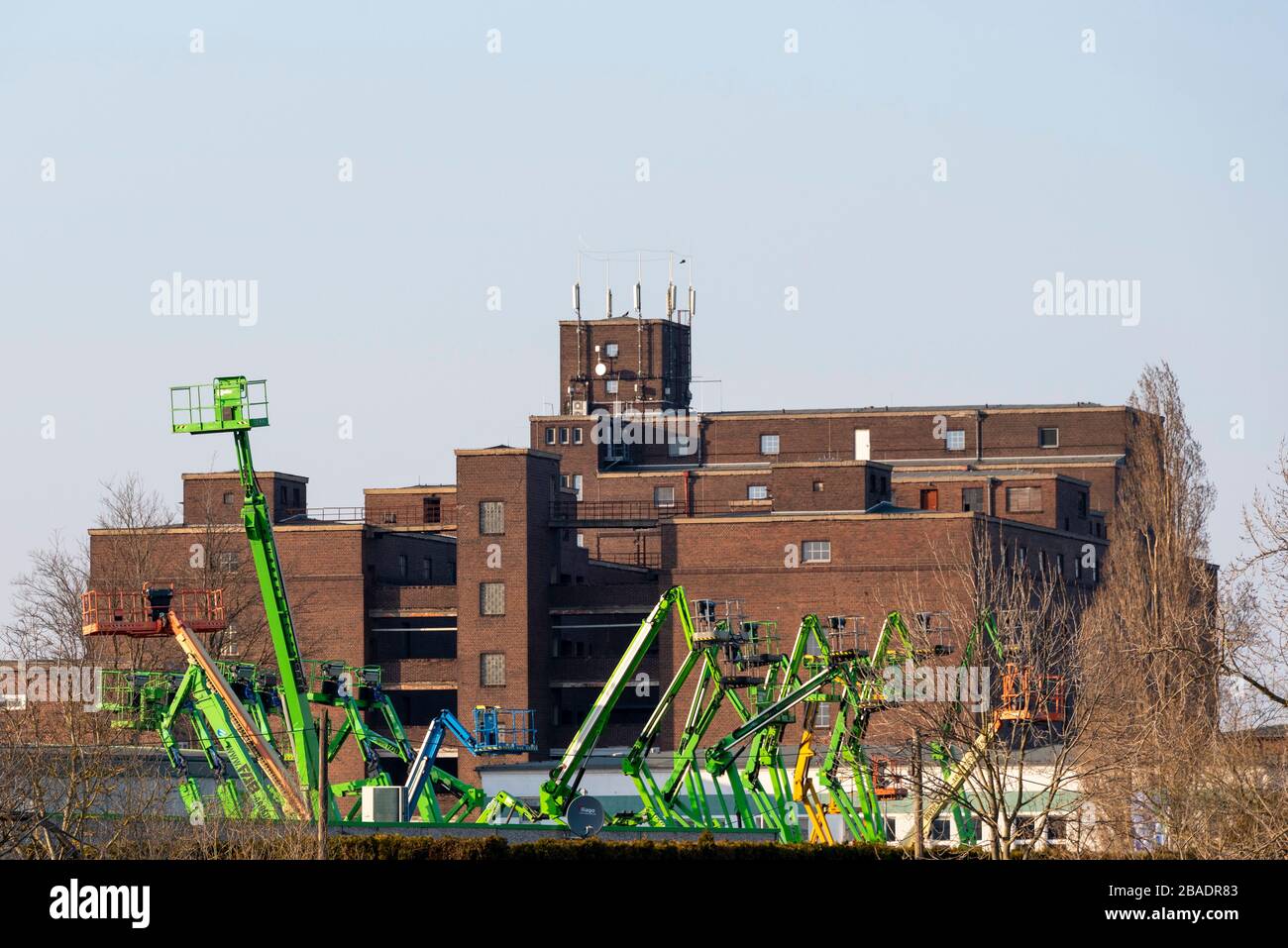 Magdeburg, Germany. 26th Mar, 2020. In the commercial port, working ...