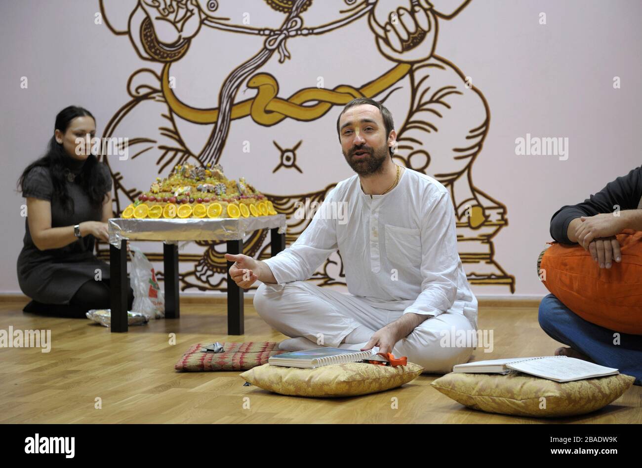Krishna guru preaching in a temple for parishioners Stock Photo - Alamy