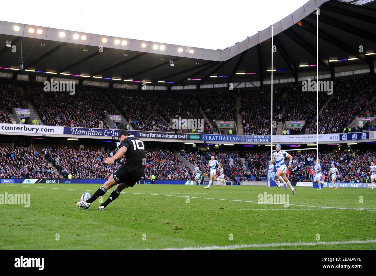 New Zealand's Dan Carter lines up a conversion Stock Photo - Alamy