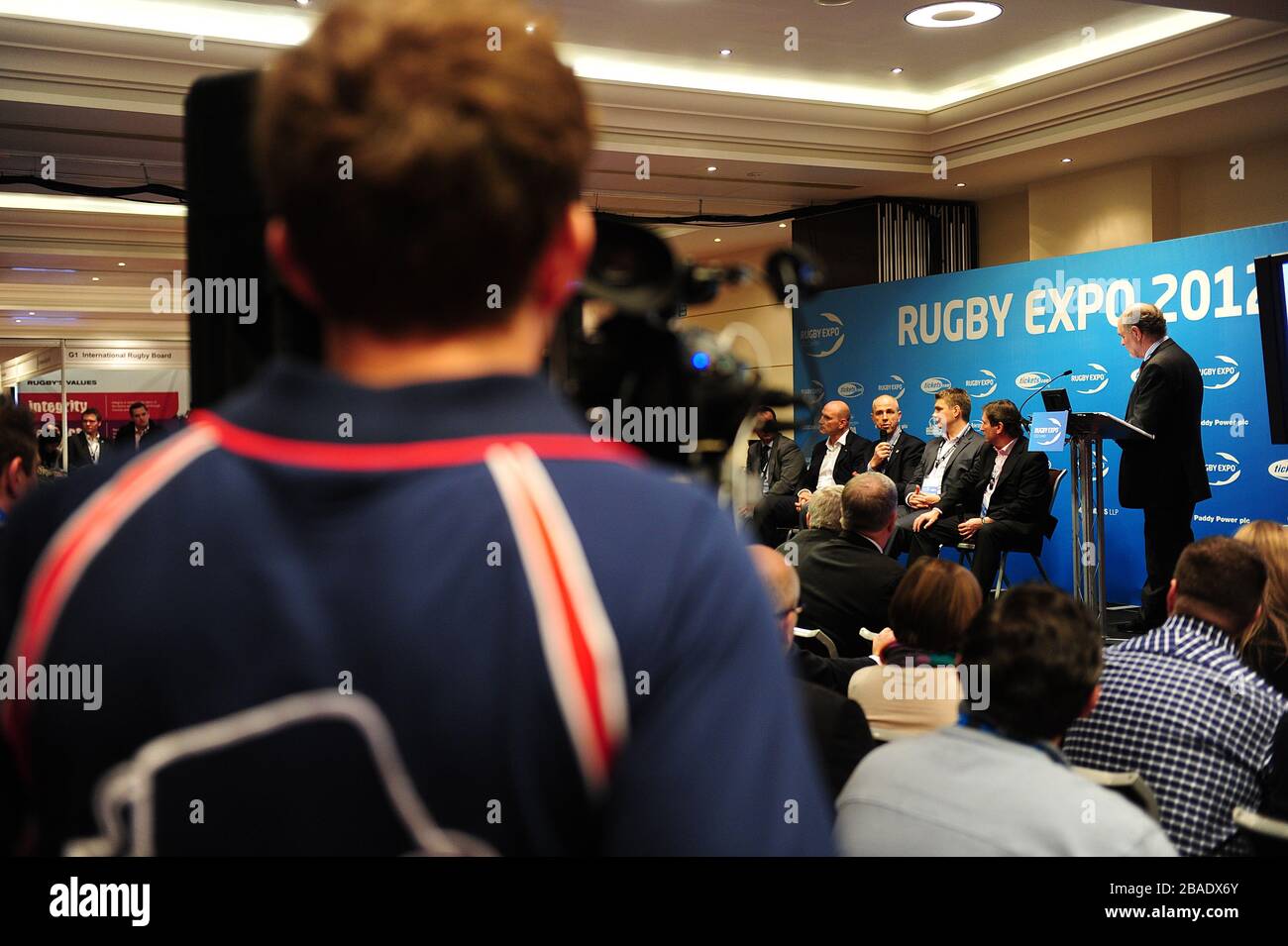 Former england captain lawrence dallaglio hi-res stock photography and ...