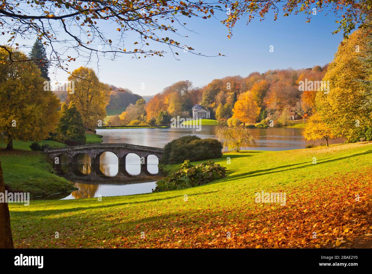 Palladian bridge stourhead hi-res stock photography and images - Alamy